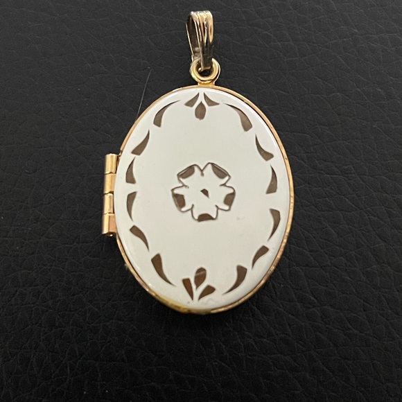 Source Unknown | Jewelry | Vintage Gold Locket | Poshmark